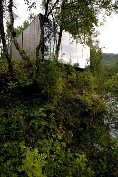 Is it Real? The Futuristic, Secluded Ex Machina House