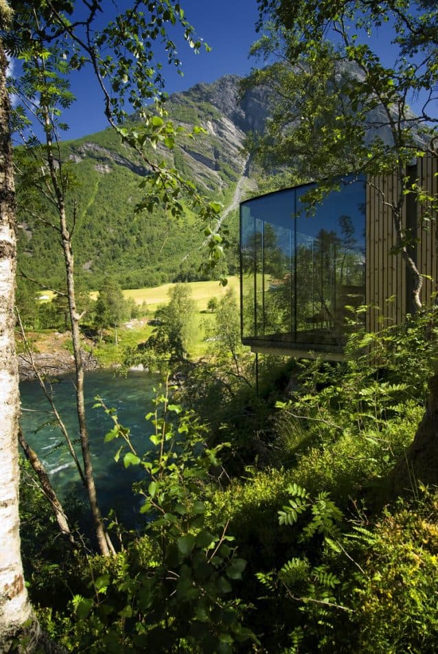 Is it Real? The Futuristic, Secluded Ex Machina House