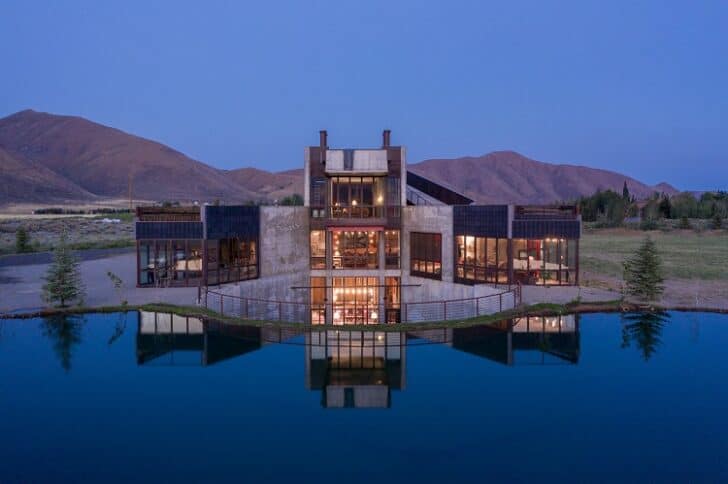 Cool Listings: A Starship-Like Home that Celebrates Both the Future ...